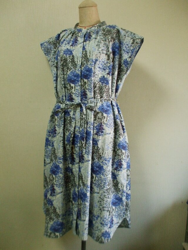 オフホワイト地×青、グレー木柄 スタンドカラーフレンチスリーブシャツワンピース M~LL 綿100％ | iichi 日々の暮らしを心地よく ...