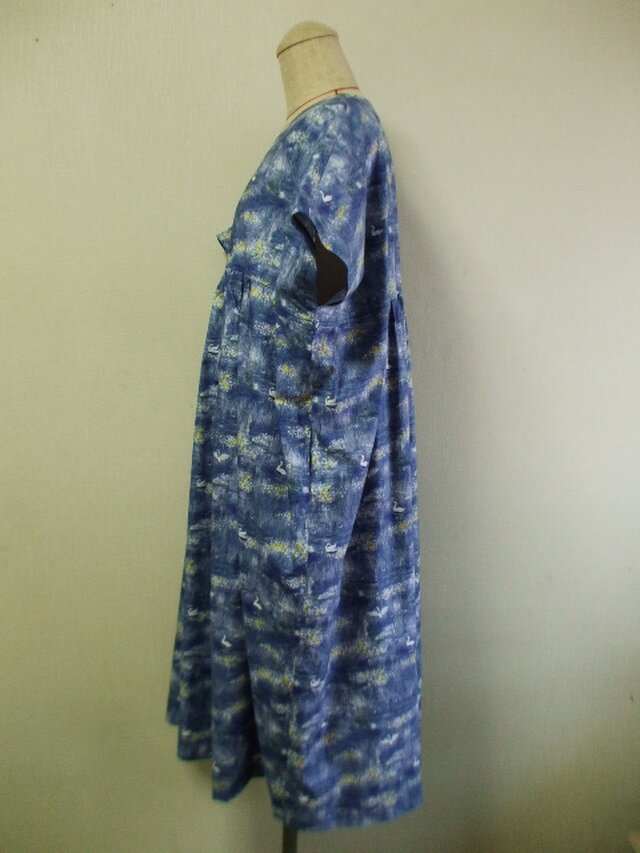 紺地×白鳥柄 Vネックフレンチスリーブオーバーサイズワンピース L~LLサイズ 綿100％ 受注生産 | iichi 日々の暮らしを心地よくするハンドメイドやアンティークのマーケットプレイス