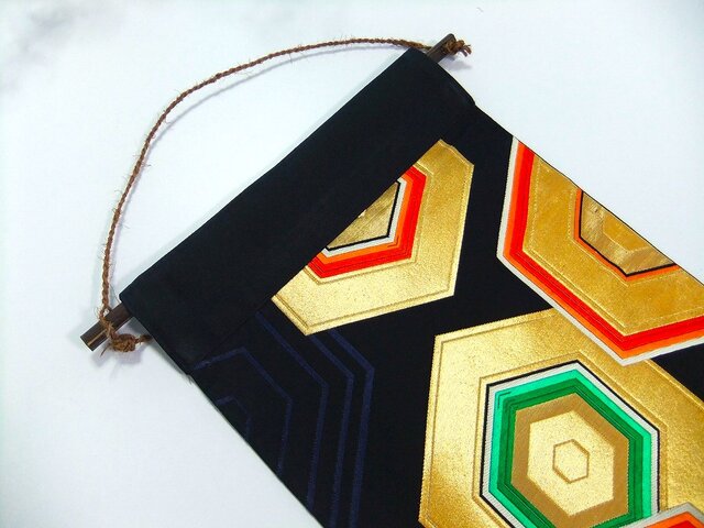 【a16a-1990】和風・タペストリー/亀甲文様/帯リメイク | iichi 日々の暮らしを心地よくするハンドメイドやアンティークのマーケットプレイス