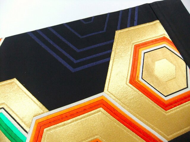 【a16a-1990】和風・タペストリー/亀甲文様/帯リメイク | iichi 日々の暮らしを心地よくするハンドメイドやアンティークのマーケットプレイス