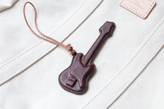 【本革手作り】立体ギター型チャーム - 音楽好きにぴったり！ | iichi 日々の暮らしを心地よくするハンドメイドやアンティークのマーケットプレイス
