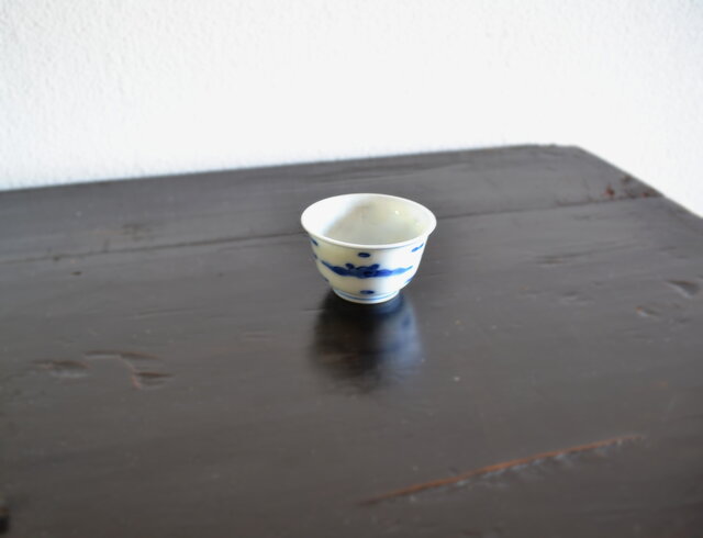 染付手描き煎茶茶碗 浮雲 一客 金繕い有り直径6.7cm | iichi 日々の暮らしを心地よくするハンドメイドやアンティークのマーケットプレイス