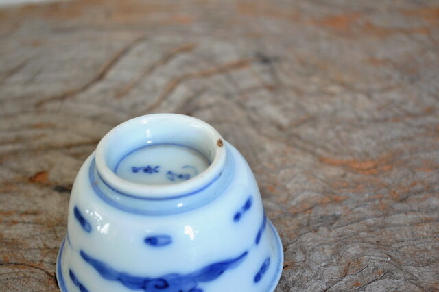 染付手描き煎茶茶碗 浮雲 一客 金繕い有り直径6.7cm | iichi 日々の暮らしを心地よくするハンドメイドやアンティークのマーケットプレイス