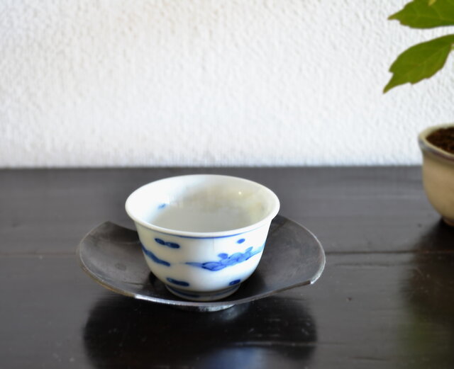 染付手描き煎茶茶碗 浮雲 一客 金繕い有り直径6.7cm | iichi 日々の暮らしを心地よくするハンドメイドやアンティークのマーケットプレイス