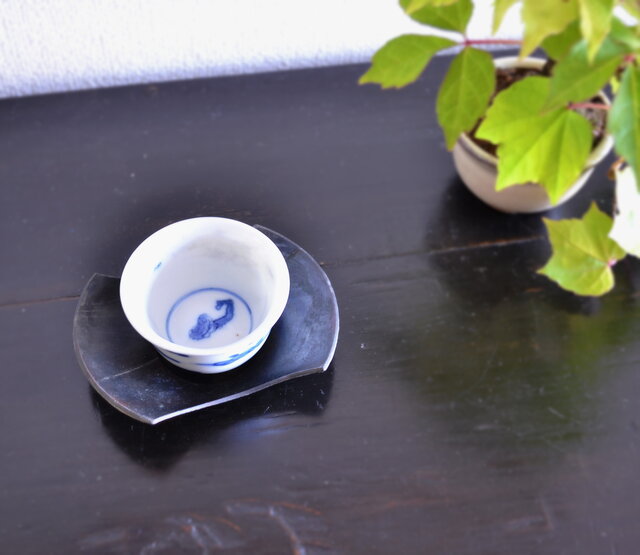 染付手描き煎茶茶碗 浮雲 一客 金繕い有り直径6.7cm | iichi 日々の暮らしを心地よくするハンドメイドやアンティークのマーケットプレイス