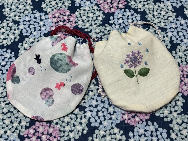 刺繍の丸底ポーチ☆金魚 | iichi 日々の暮らしを心地よくするハンドメイドやアンティークのマーケットプレイス