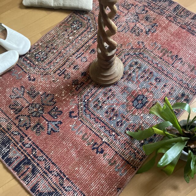 70×105 ピンクグレープフルーツカラー ボタニカル トルコヴィンテージラグ | iichi 日々の暮らしを心地よくするハンドメイドやアンティークのマーケットプレイス