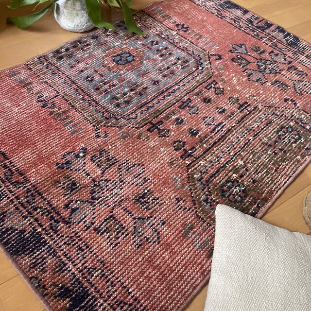 70×105 ピンクグレープフルーツカラー ボタニカル トルコヴィンテージラグ | iichi 日々の暮らしを心地よくするハンドメイドやアンティークのマーケットプレイス