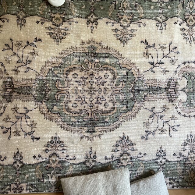 【sale】108×208 モスグリーン×クリーム 王道メダリオン トルコヴィンテージラグ | iichi 日々の暮らしを心地よくするハンドメイドやアンティークのマーケットプレイス