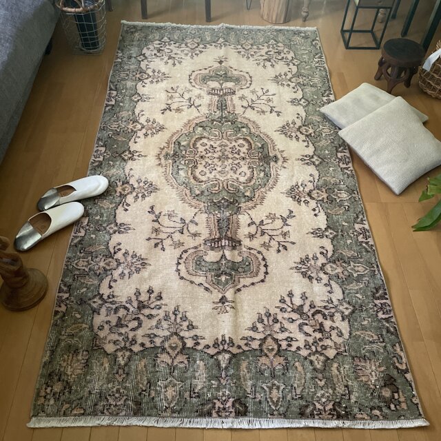 【sale】108×208 モスグリーン×クリーム 王道メダリオン トルコヴィンテージラグ | iichi 日々の暮らしを心地よくするハンドメイドやアンティークのマーケットプレイス