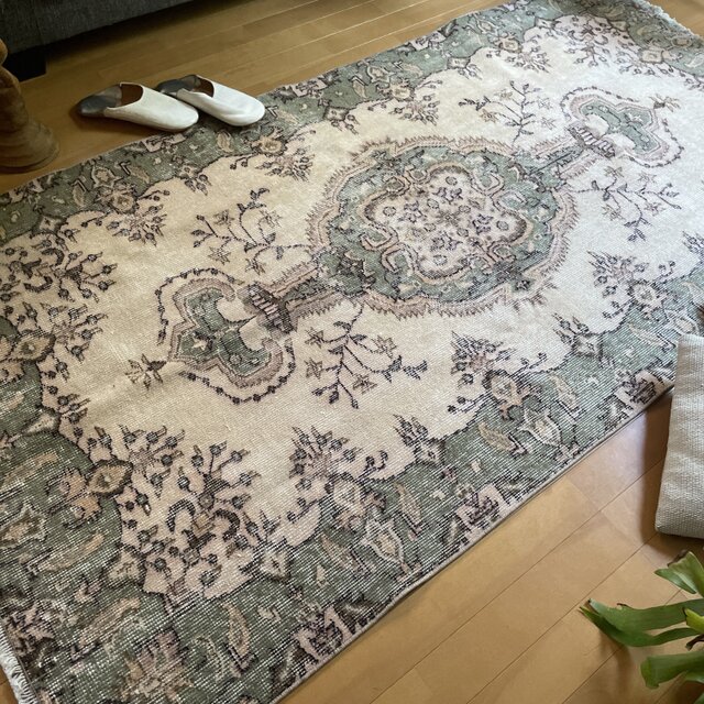 【sale】108×208 モスグリーン×クリーム 王道メダリオン トルコヴィンテージラグ | iichi 日々の暮らしを心地よくするハンドメイドやアンティークのマーケットプレイス