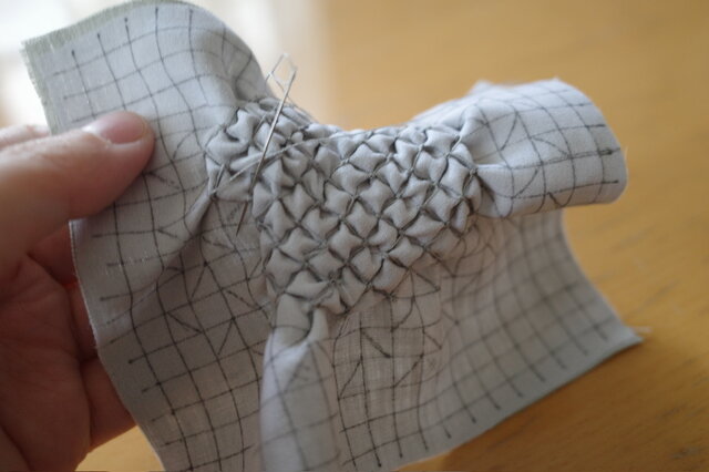 Smocking brooch・ブルー | iichi 日々の暮らしを心地よくするハンドメイドやアンティークのマーケットプレイス