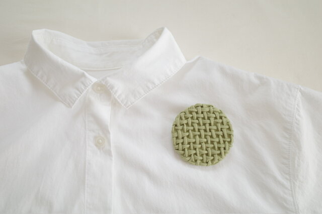 Smocking brooch・抹茶 | iichi 日々の暮らしを心地よくするハンドメイドやアンティークのマーケットプレイス