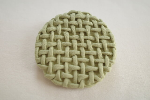 Smocking brooch・抹茶 | iichi 日々の暮らしを心地よくするハンドメイドやアンティークのマーケットプレイス