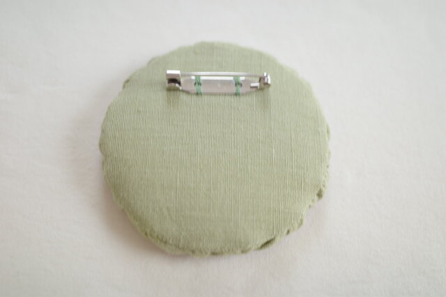 Smocking brooch・抹茶 | iichi 日々の暮らしを心地よくするハンドメイドやアンティークのマーケットプレイス