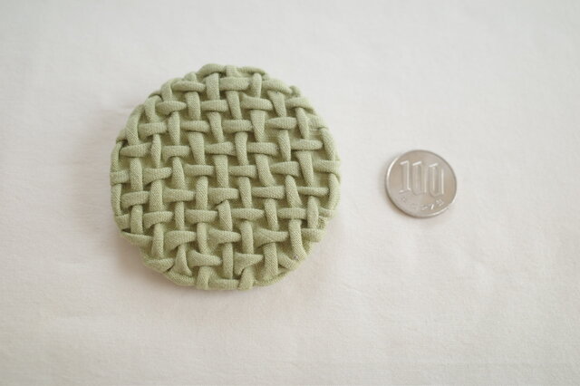 Smocking brooch・抹茶 | iichi 日々の暮らしを心地よくするハンドメイドやアンティークのマーケットプレイス