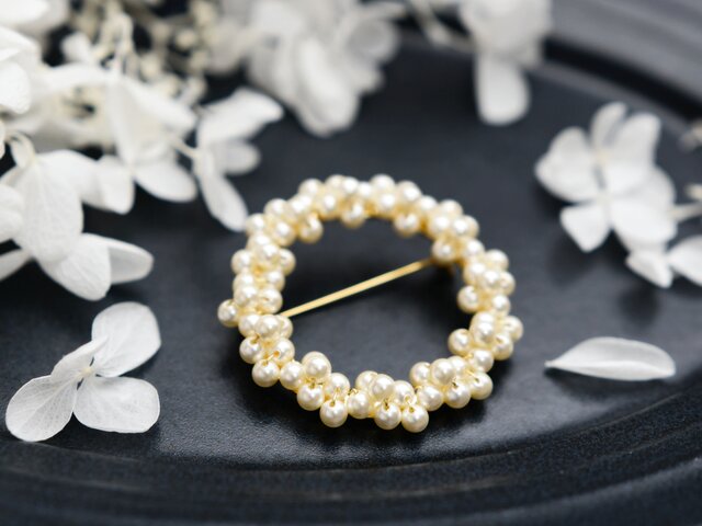 【ブローチ・Mサイズ】ガラスパール リース | iichi 日々の暮らしを心地よくするハンドメイドやアンティークのマーケットプレイス