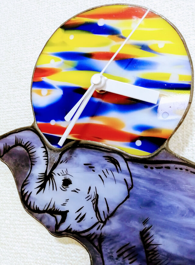 【Hub a fun】ステンドグラス 電波時計 象 ブルー | iichi 日々の暮らしを心地よくするハンドメイドやアンティークのマーケットプレイス