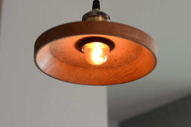 楓(カエデ)のペンダントライト(美しい縮み杢)、シェードΦ190/一点物/セラピストが作る木工品 #0128 | iichi 日々の暮らしを心地よくするハンドメイドやアンティークのマーケットプレイス