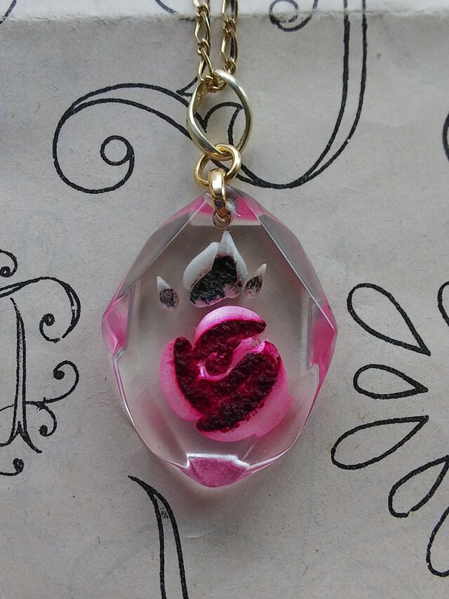 ヴィンテージ 濃いピンク薔薇／ルーサイト ネックレス | iichi 日々の暮らしを心地よくするハンドメイドやアンティークのマーケットプレイス