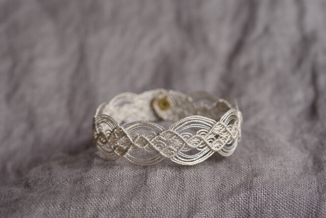 マクラメブレスレット 02 | iichi 日々の暮らしを心地よくするハンドメイドやアンティークのマーケットプレイス