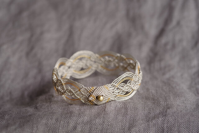 マクラメブレスレット 01 | iichi 日々の暮らしを心地よくするハンドメイドやアンティークのマーケットプレイス