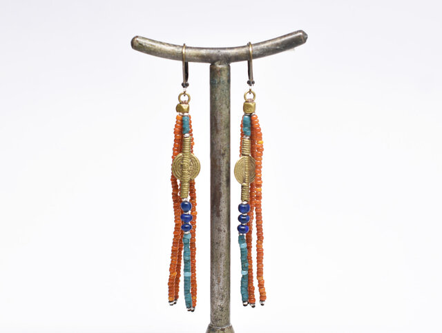 オレンジ＆ピーコックブルーシードビーズ、アフリカンブラス、アンティークブルービーズ、oldオリッサブラスの4連ピアス | iichi 日々の暮らしを心地よくするハンドメイドやアンティークの ...