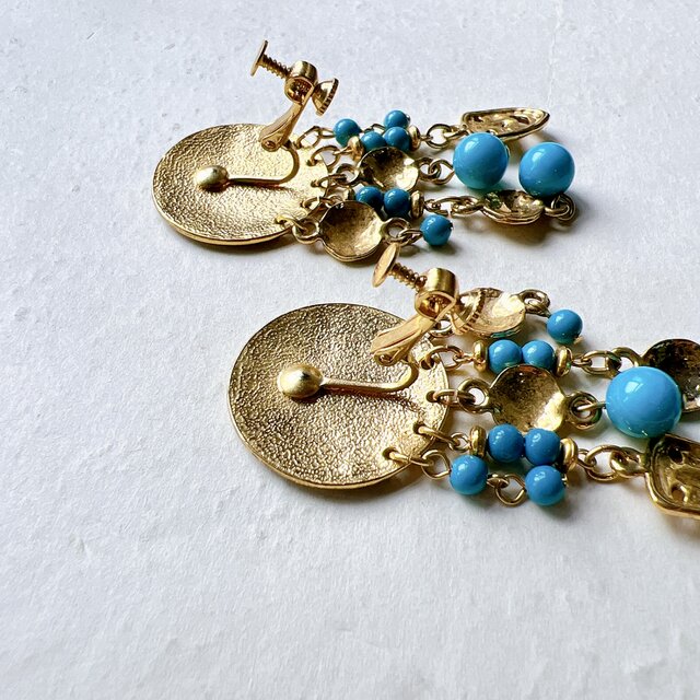 Y693-ヴィンテージイヤリング・U.S.A. Gold tone turquoise blue and mask motif | iichi 日々の暮らしを心地よくするハンドメイドや ...