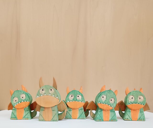 小ドラゴン(5) 木彫り | iichi 日々の暮らしを心地よくするハンドメイドやアンティークのマーケットプレイス