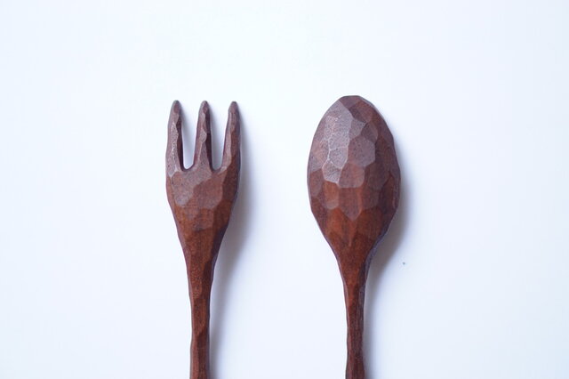 刃跡を残した木のスプーン小&フォーク小セット（ウォルナット） | iichi 日々の暮らしを心地よくするハンドメイドやアンティークのマーケットプレイス