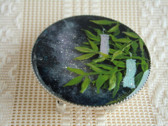 七夕と天の川パートⅡ（2Way）＊手描きレジンの帯留め＆ブローチ | iichi 日々の暮らしを心地よくするハンドメイドやアンティークのマーケットプレイス