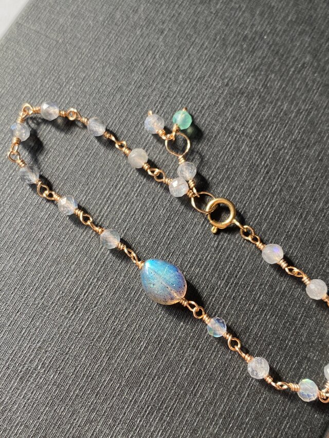 再販 14kgf « Mystic gray » ラブラドライトのブレスレット ac/572-6 | iichi 日々の暮らしを心地よくするハンドメイドやアンティークのマーケットプレイス