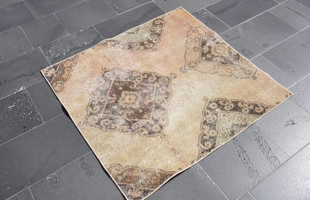 【sale】 103×105正方形オリエンタル ベージュグラデーション トルコヴィンテージラグ | iichi 日々の暮らしを心地よくするハンドメイドやアンティークのマーケットプレイス