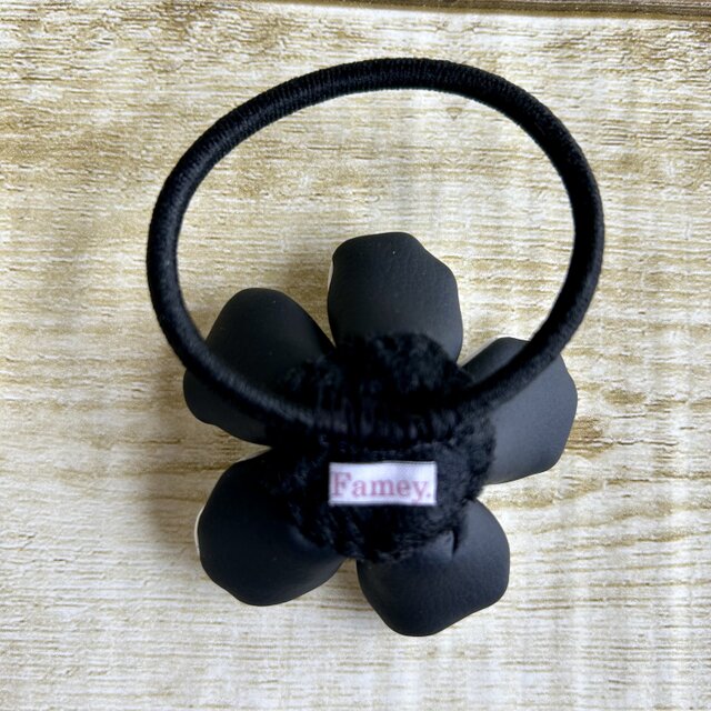 大人かわいいぷっくりレザーのお花ヘアゴム PUレザー ボタン モノトーン flower | iichi 日々の暮らしを心地よくするハンドメイドやアンティークのマーケットプレイス