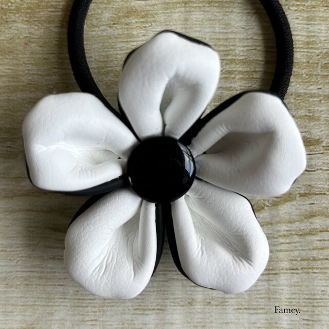 大人かわいいぷっくりレザーのお花ヘアゴム PUレザー ボタン モノトーン flower | iichi 日々の暮らしを心地よくするハンドメイドやアンティークのマーケットプレイス