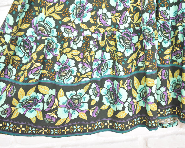 【大きいサイズ】新作！バティック風花柄プリントVネックフリルワンピース | iichi 日々の暮らしを心地よくするハンドメイドやアンティークのマーケットプレイス