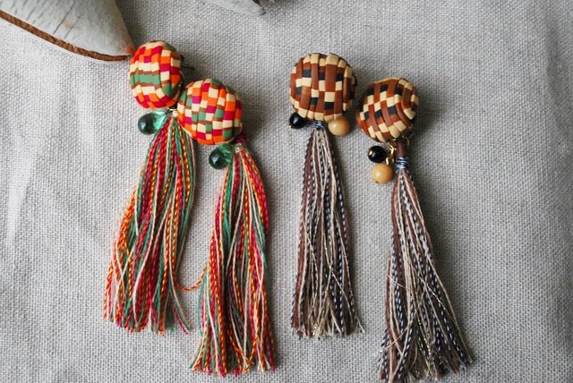 しましまぶつぶつロングタッセルイヤリング 黒キナリG | iichi 日々の暮らしを心地よくするハンドメイドやアンティークのマーケットプレイス