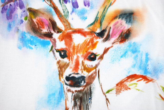 「藤の花サク鹿」注文 手描き Tシャツ 綿 名入れ プレゼント 花 | iichi 日々の暮らしを心地よくするハンドメイドやアンティークのマーケットプレイス