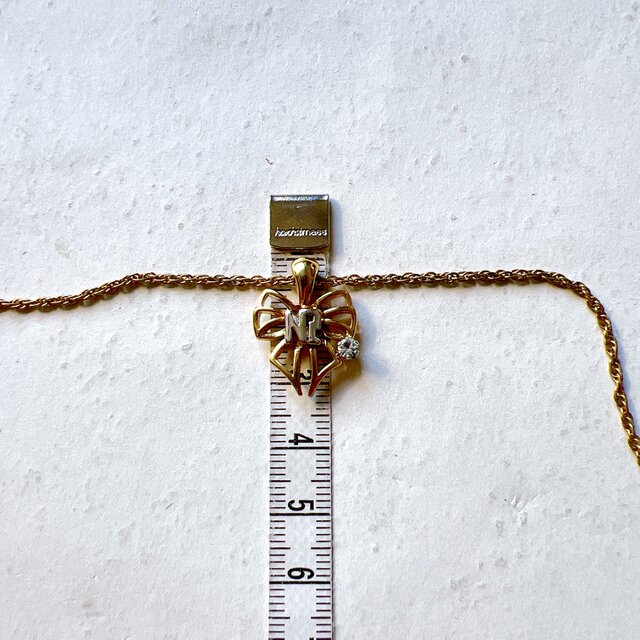 NNR1-【 NINA RICCI 】ニナリッチ 1980s Gold-tone ribbon motif rhinestone | iichi 日々の暮らしを心地よくするハンドメイドや ...