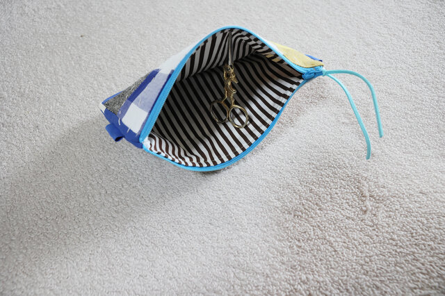 ぺたんこファスナーポーチ coffeetime 再販白マグ | iichi 日々の暮らしを心地よくするハンドメイドやアンティークのマーケットプレイス