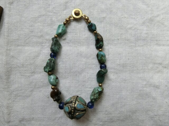 ＊ワケありprice＊turquoiseのブレス。＠トルクメニスタンの古ビーズ＋ターコイズナゲット＋アジアの古ビーズ＃Lサイズ | iichi 日々の暮らしを心地よくするハンドメイドや ...