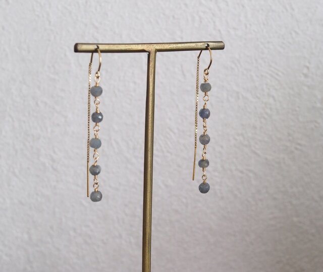 非加熱サファイアのアメリカンピアス（5粒） 14kgf | iichi 日々の暮らしを心地よくするハンドメイドやアンティークのマーケットプレイス