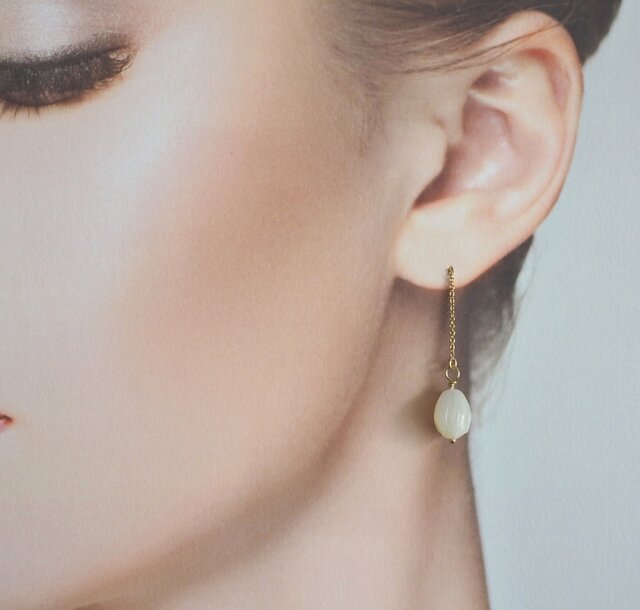 白蝶貝のつぼみピアス（1粒） 14kgf | iichi 日々の暮らしを心地よくするハンドメイドやアンティークのマーケットプレイス