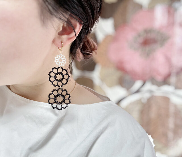 Fleur ～おしゃべりな花～ ＞『 Monochrome Flowers 』イヤリング/ピアス | iichi 日々の暮らしを心地よくするハンドメイドやアンティークのマーケットプレイス