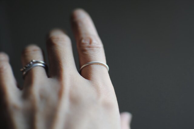 シンプルシルバーリング1.5mm（艶消し） | iichi 日々の暮らしを心地よくするハンドメイドやアンティークのマーケットプレイス