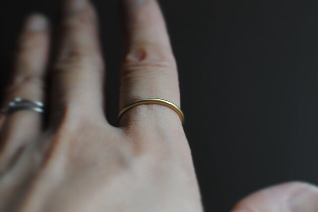 シンプル真鍮リング1.5mm（艶消し） | iichi 日々の暮らしを心地よくするハンドメイドやアンティークのマーケットプレイス