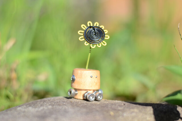 【試作品価格】かわいい木のロボット+ひまわり(座り姿勢、マグネットタイプ)/ブナ材/一輪挿し | iichi 日々の暮らしを心地よくするハンドメイドやアンティークのマーケットプレイス