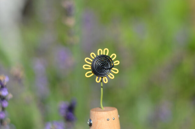 【試作品価格】かわいい木のロボット+ひまわり(座り姿勢、マグネットタイプ)/ブナ材/一輪挿し | iichi 日々の暮らしを心地よくするハンドメイドやアンティークのマーケットプレイス