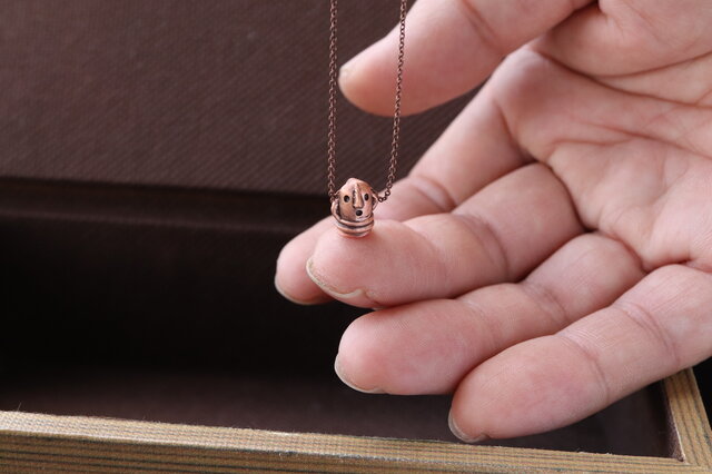 小豆サイズの、ほっこり 踊る埴輪 ネックレス （659-914/純銅製） | iichi 日々の暮らしを心地よくするハンドメイドやアンティークのマーケットプレイス