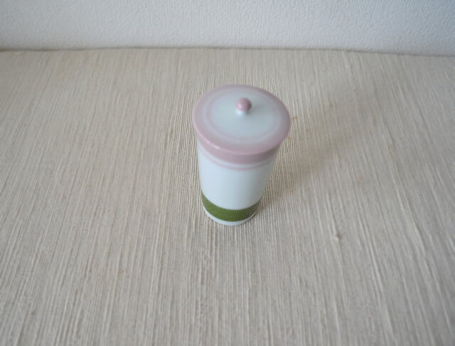 昭和レトロ細い煎茶茶碗 やさしい淡い色の取り合わせ 一客 | iichi 日々の暮らしを心地よくするハンドメイドやアンティークのマーケットプレイス